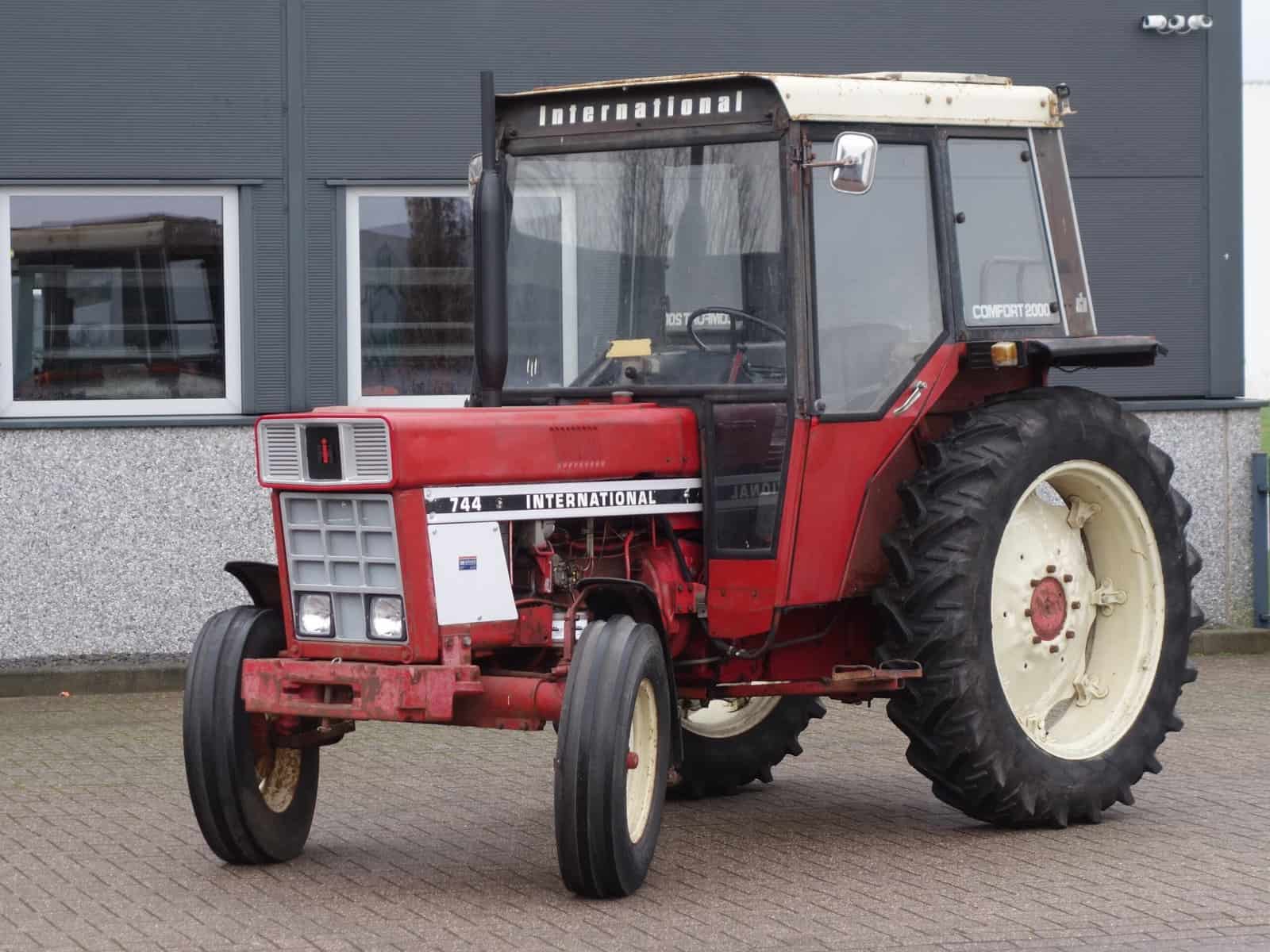 International 744 2wd • VM Service