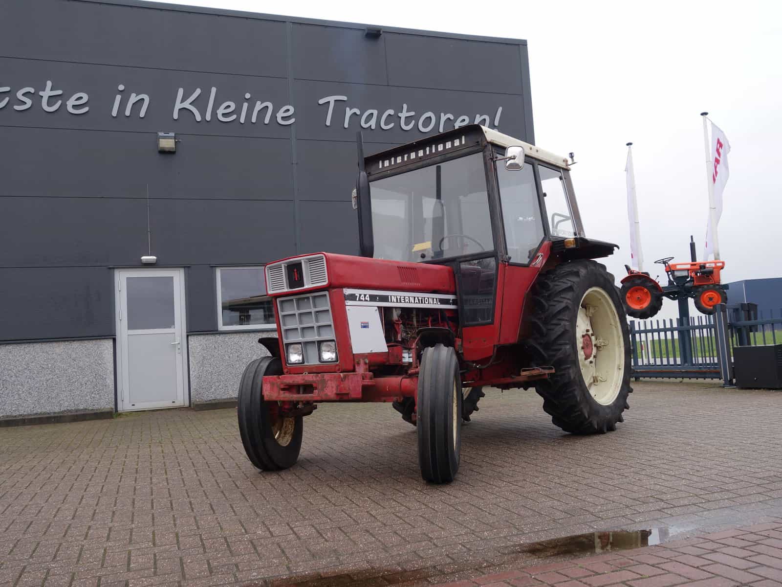 International 744 2wd • VM Service